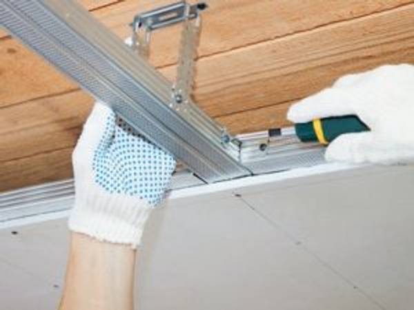 Decke abhängen mit Paneelen und Deckenplatten - heimwerker.de