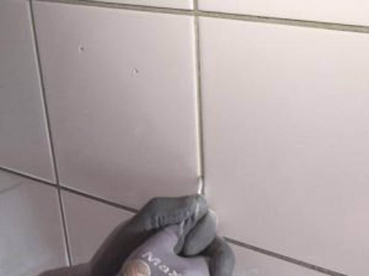 Einzelne Fliese wechseln: In 4 Schritten Fliesen austauschen - heimwerker.de