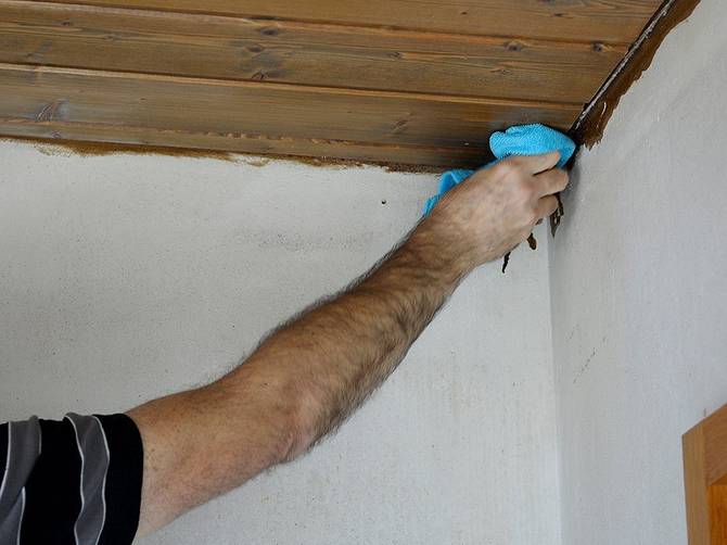 Holzdecke selbst streichen – Schritt für Schritt - heimwerker.de