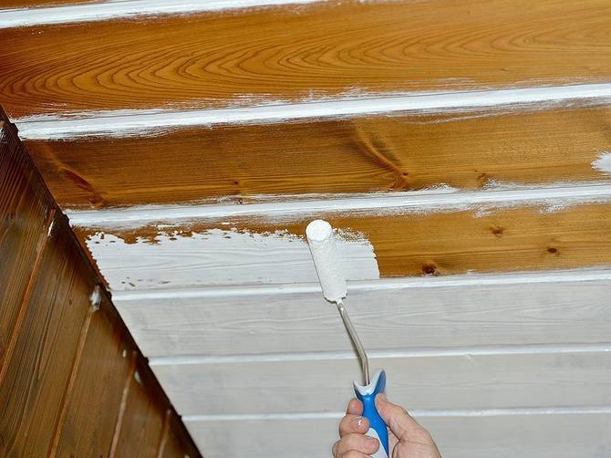 Holzdecke selbst streichen – Schritt für Schritt - heimwerker.de