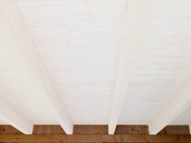 Holzdecke selbst streichen – Schritt für Schritt - heimwerker.de