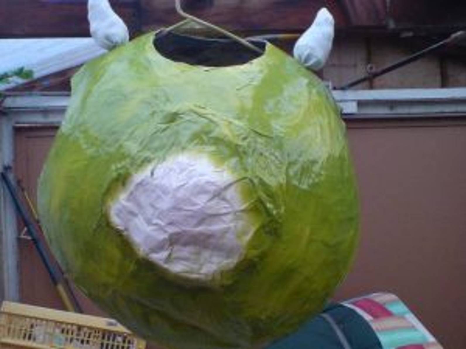 Alien- oder Monster-Kostüm selber machen: In 4 Schritten zum DIY-Kostüm ...