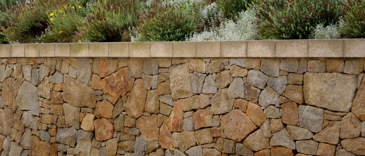 Natursteinmauer bauen: Anleitungen zum langlebigen Gartenprojekt