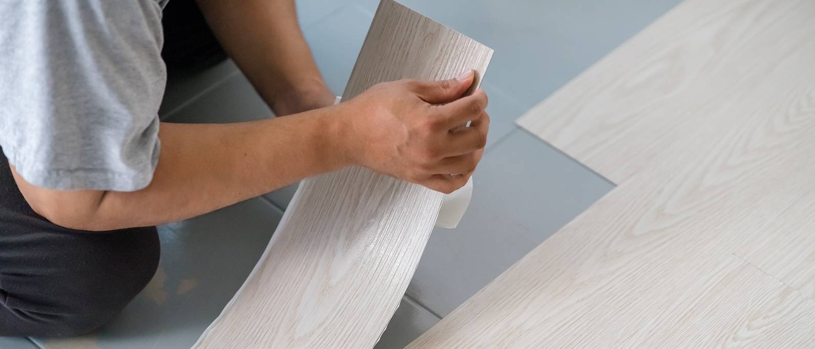 Vinylboden auf Fliesen verlegen: In 7 Schritten Klick-Vinyl in Holzoptik anbringen - heimwerker.de