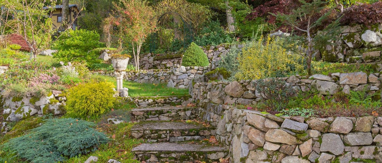 Gartenplanung bei Hanglage: 5 Praktische Tipps und Ideen